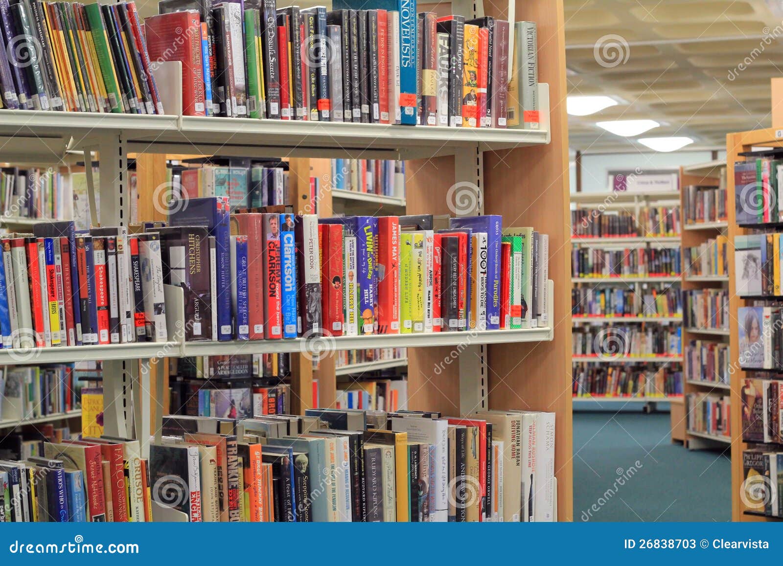 Libros En Un Estante En Biblioteca. Foto de archivo editorial - Imagen ...
