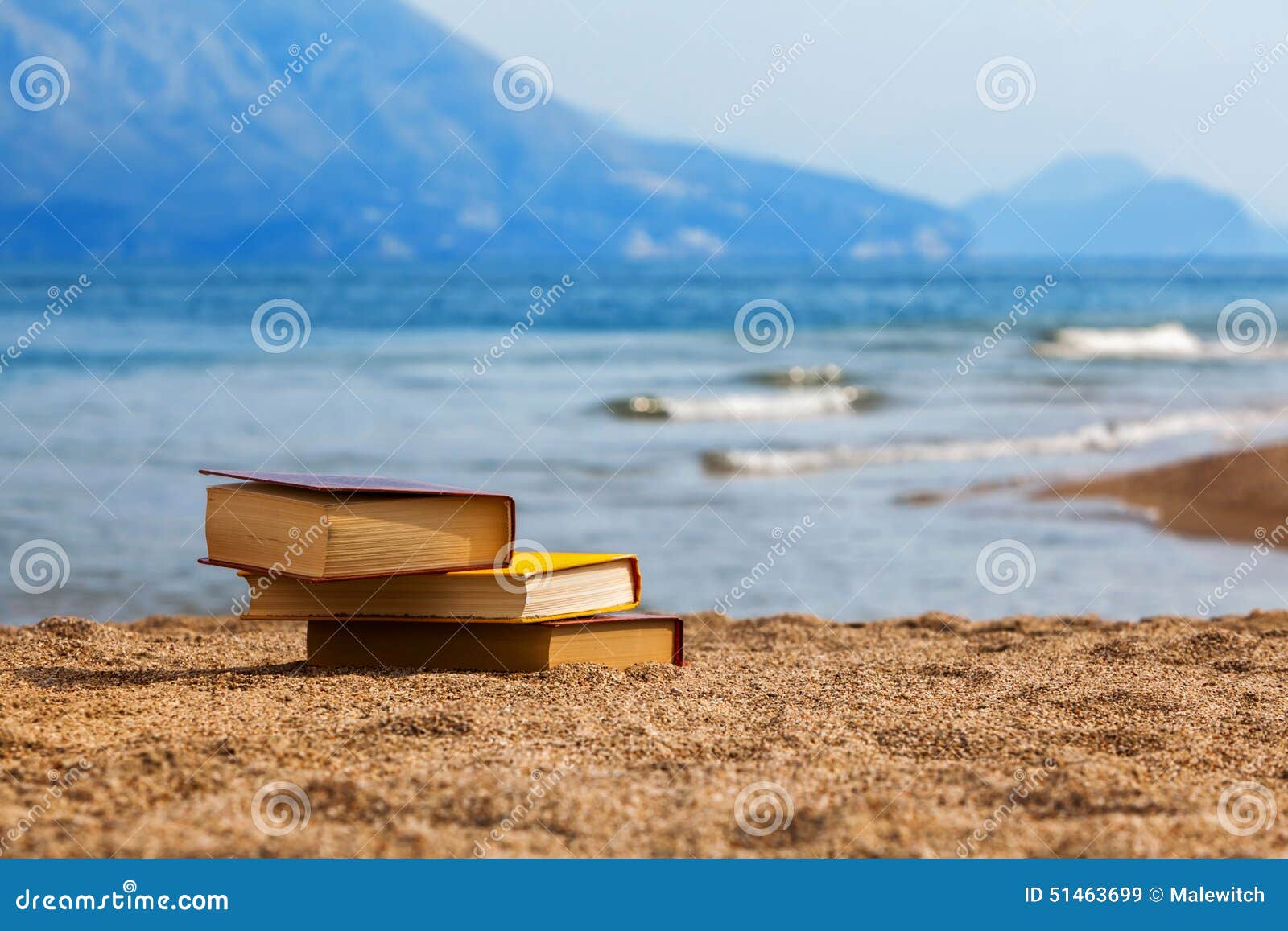 Libros en una playa imagen de archivo. Imagen de fondo - 51463699