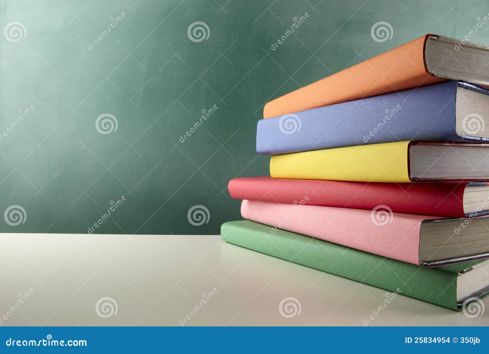 Libros escolares coloridos foto de archivo. Imagen de escritorio - 25834954