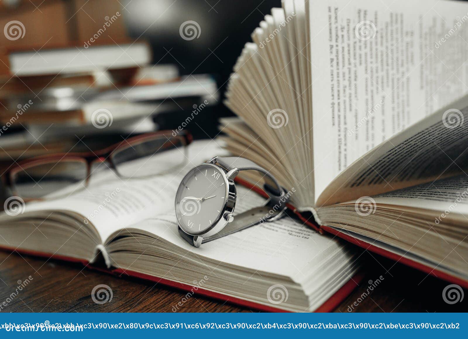 Libros Y Libros De Texto Para El Estudiante Foto de archivo - Imagen de ...