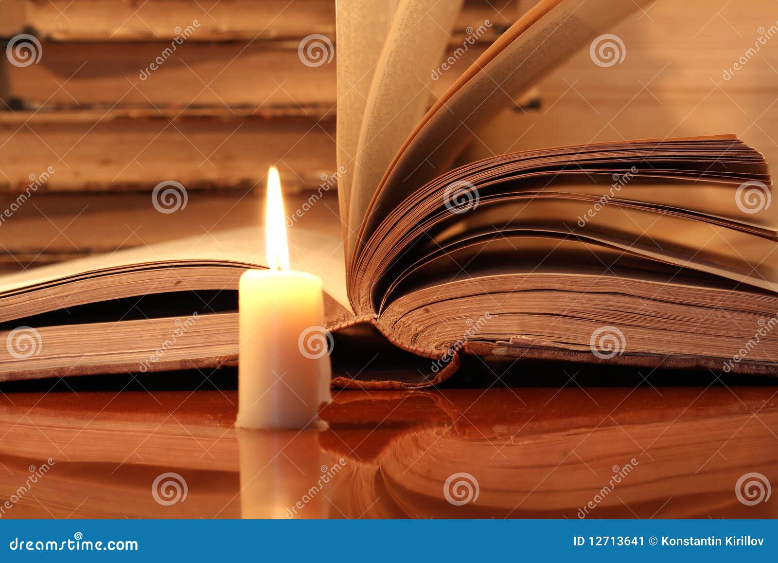 Libros y vela imagen de archivo. Imagen de biblioteca - 12713641