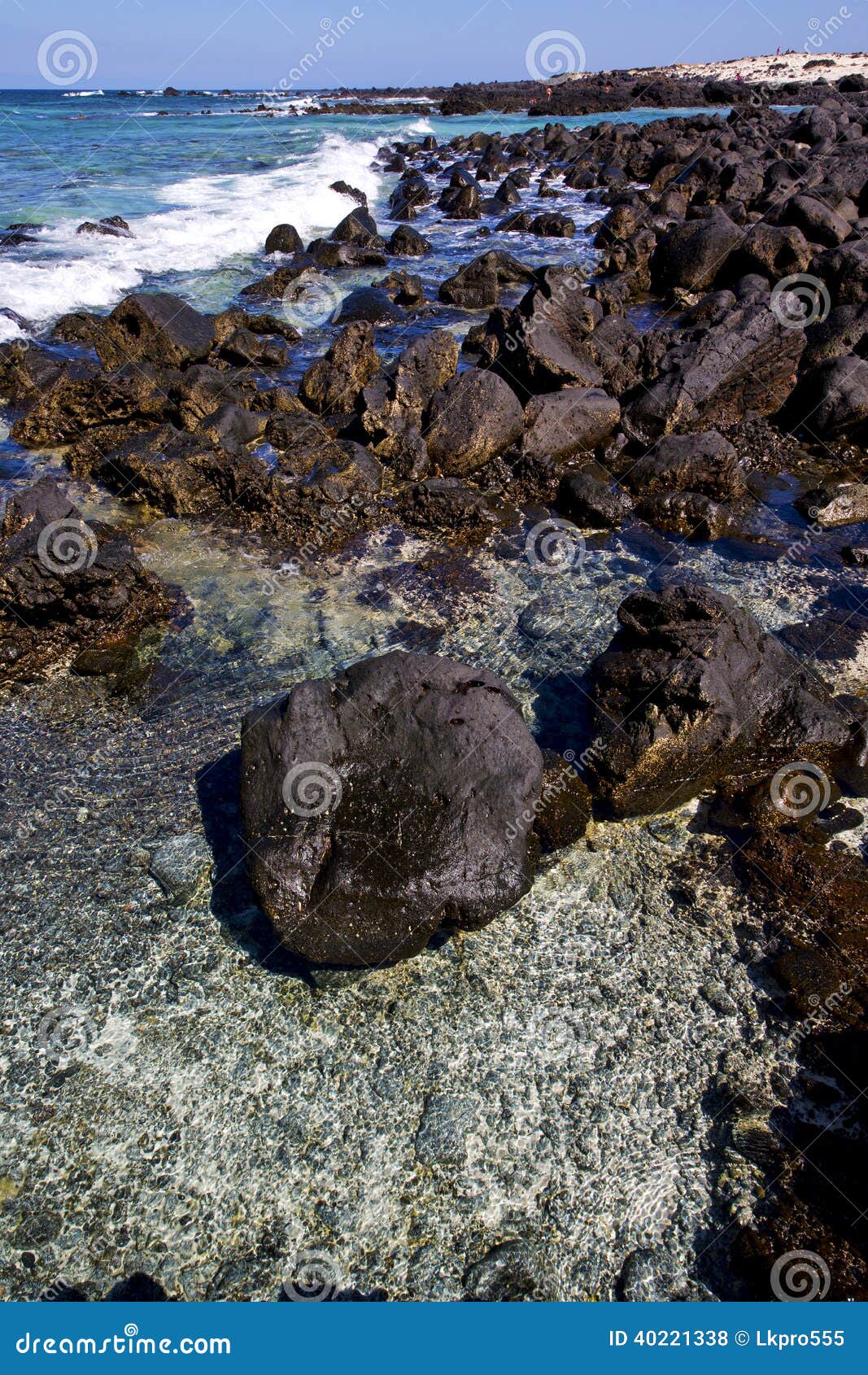 Licht Strandwater in Lanzarote Eiland Rots Spanje Steen C Stock Foto ...