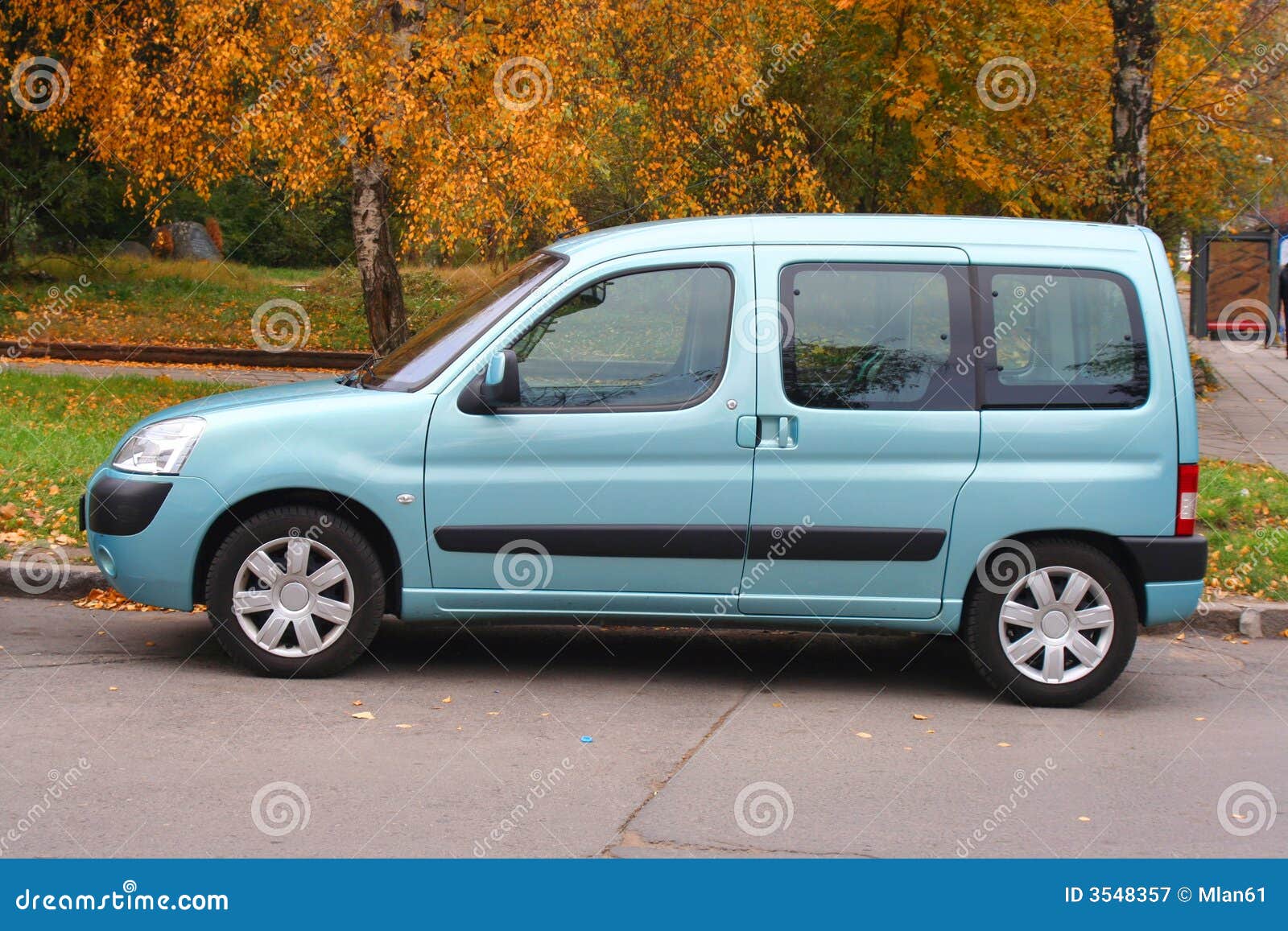 Lichtblauwe auto stock afbeelding. Image of voertuig, blauw - 3548357