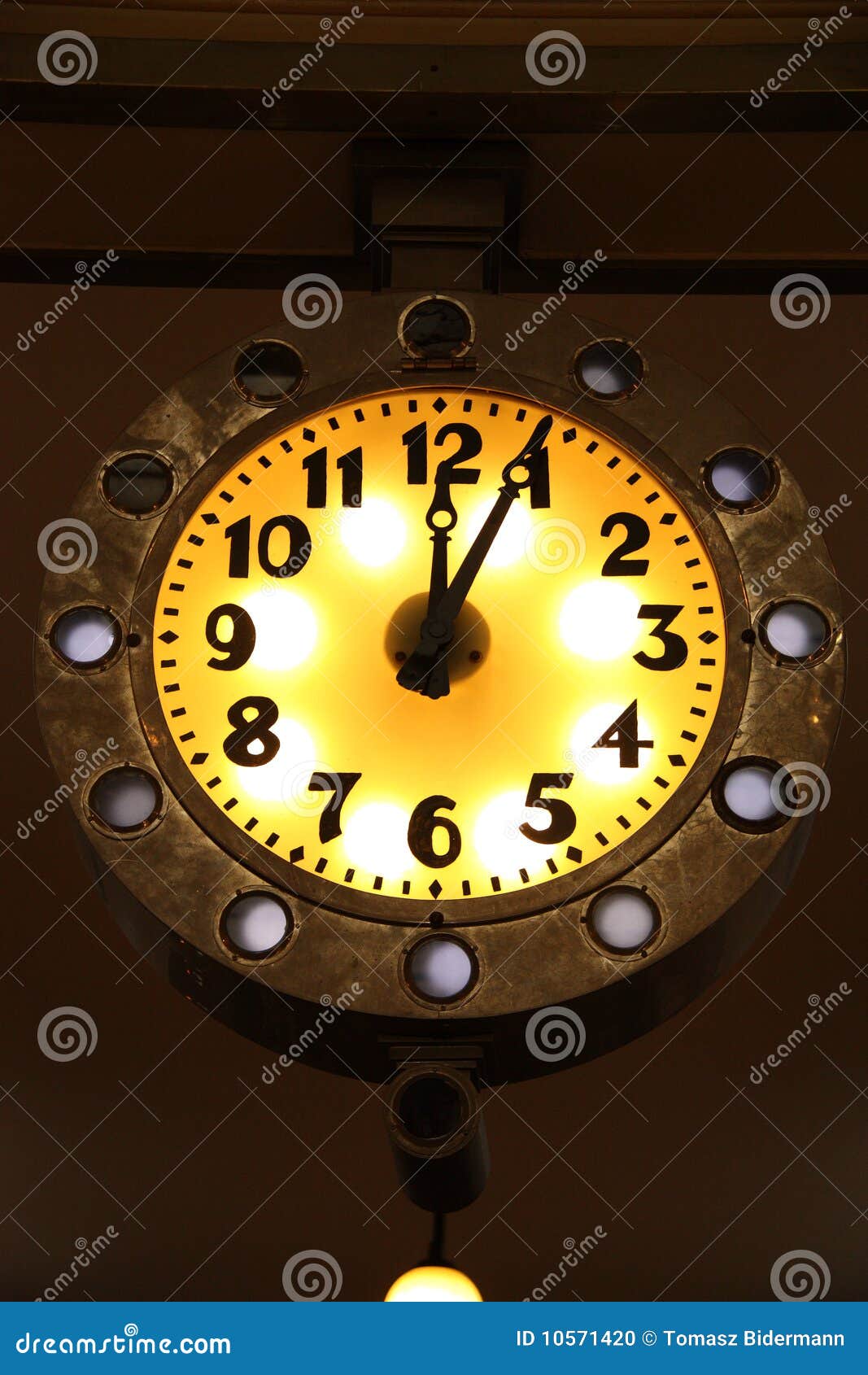 Lichtgevende klok stock foto. Image of nacht, zwart, geel - 10571420