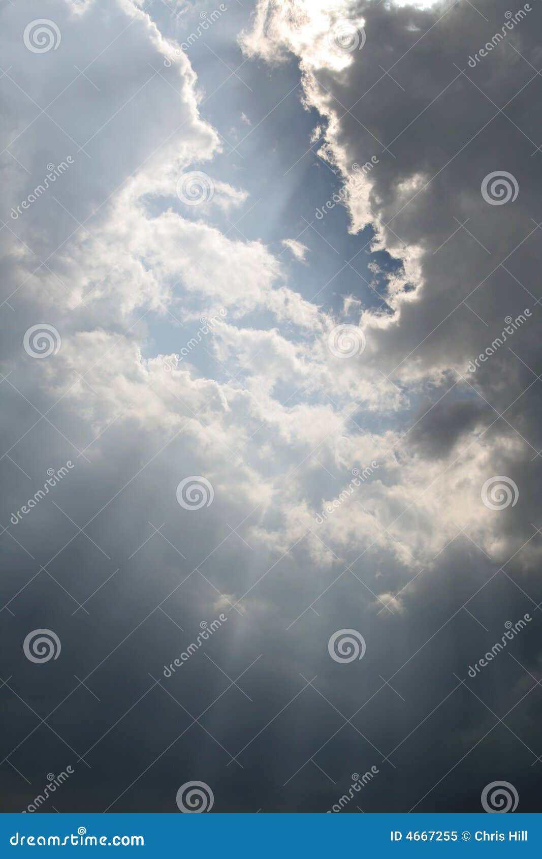 Lichtstrahlen vom Himmel stockbild. Bild von himmlisch - 4667255