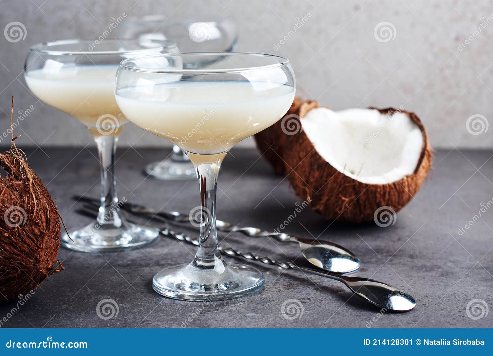 Licor de coco imagen de archivo. Imagen de alimento - 214128301