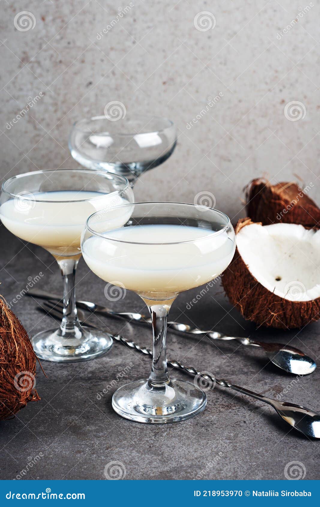 Licor de coco foto de archivo. Imagen de dulce, hermoso - 218953970