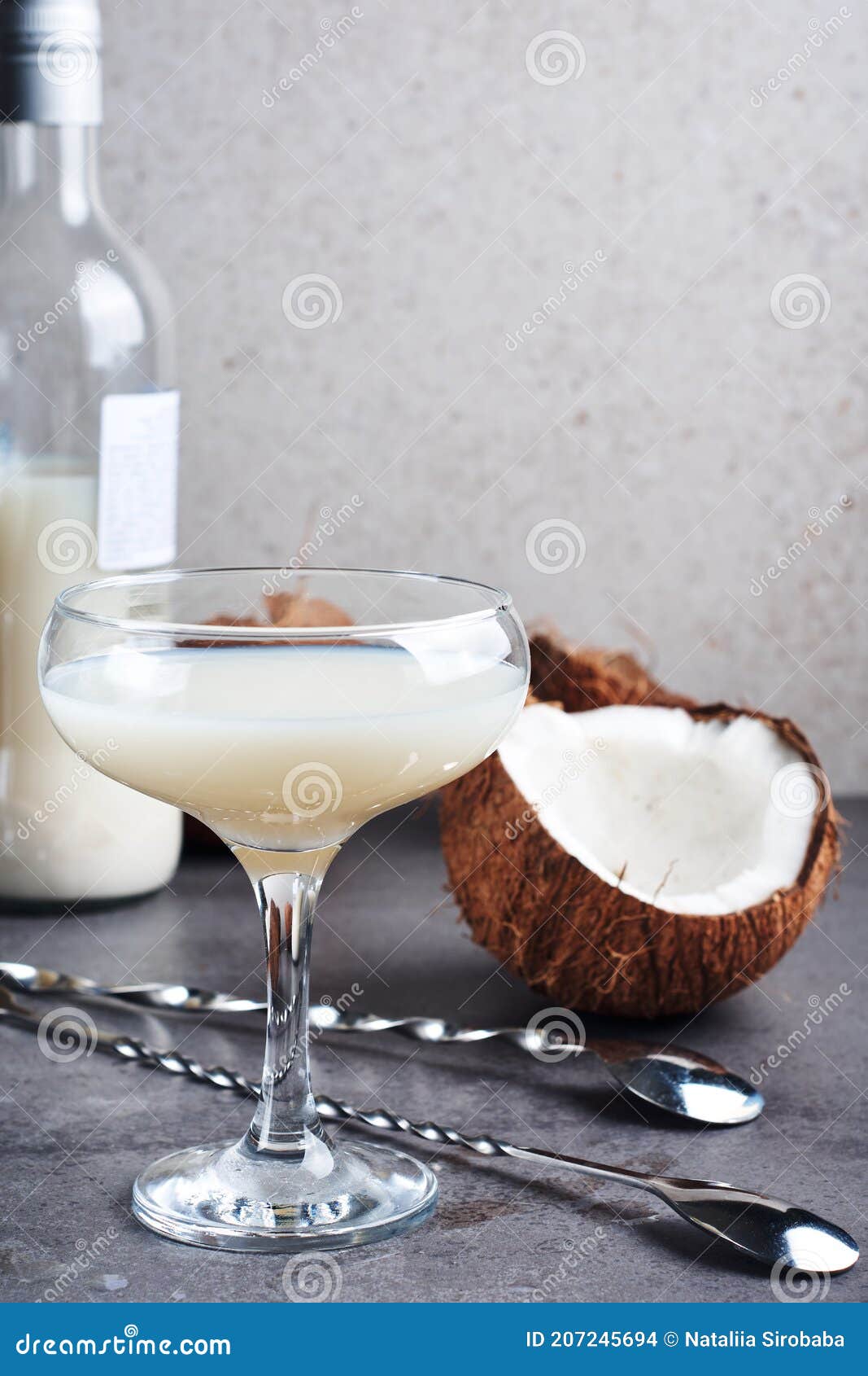 Licor de coco foto de archivo. Imagen de cristal, leche - 207245694