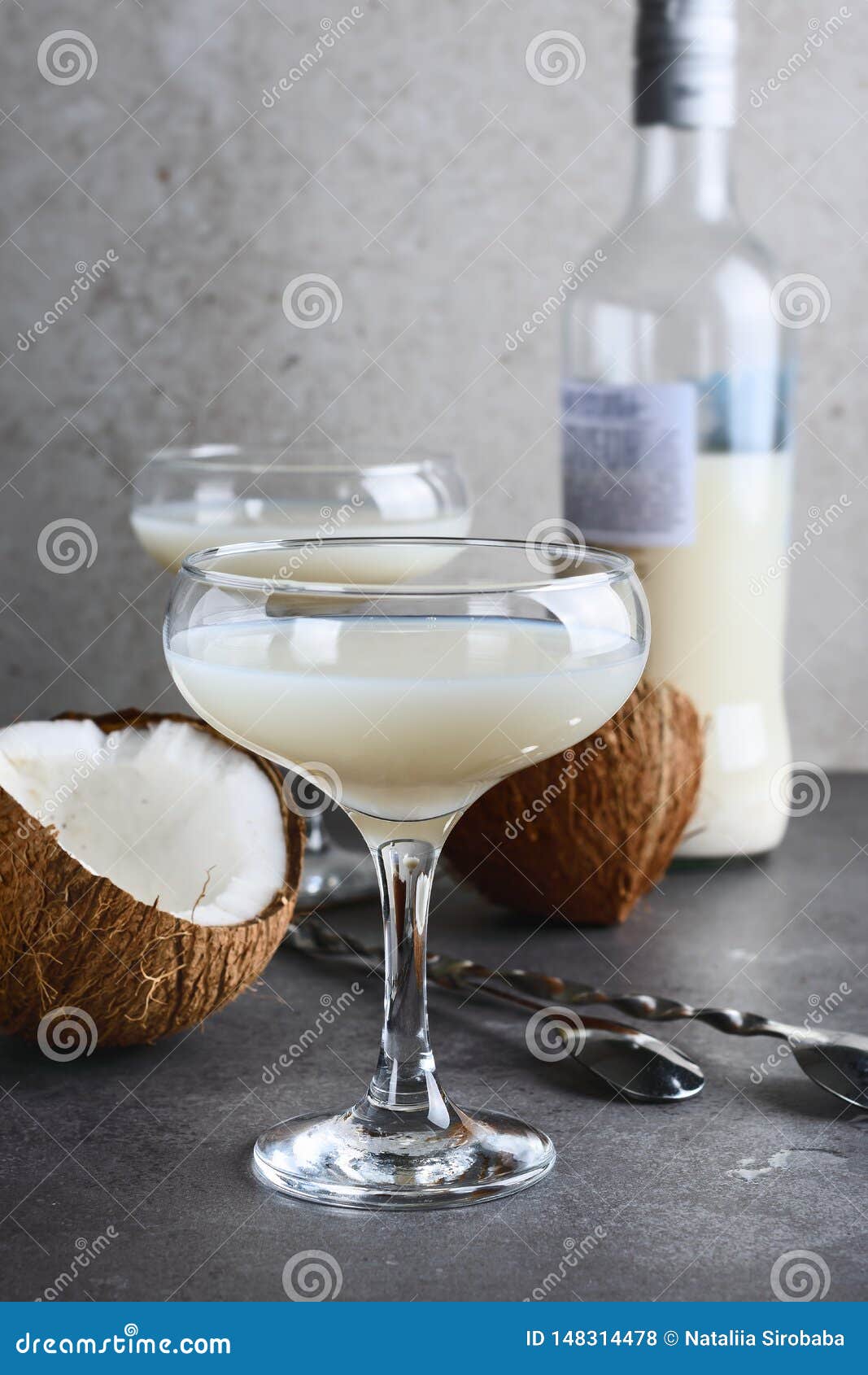 Licor do coco foto de stock. Imagem de branco, tabela - 148314478