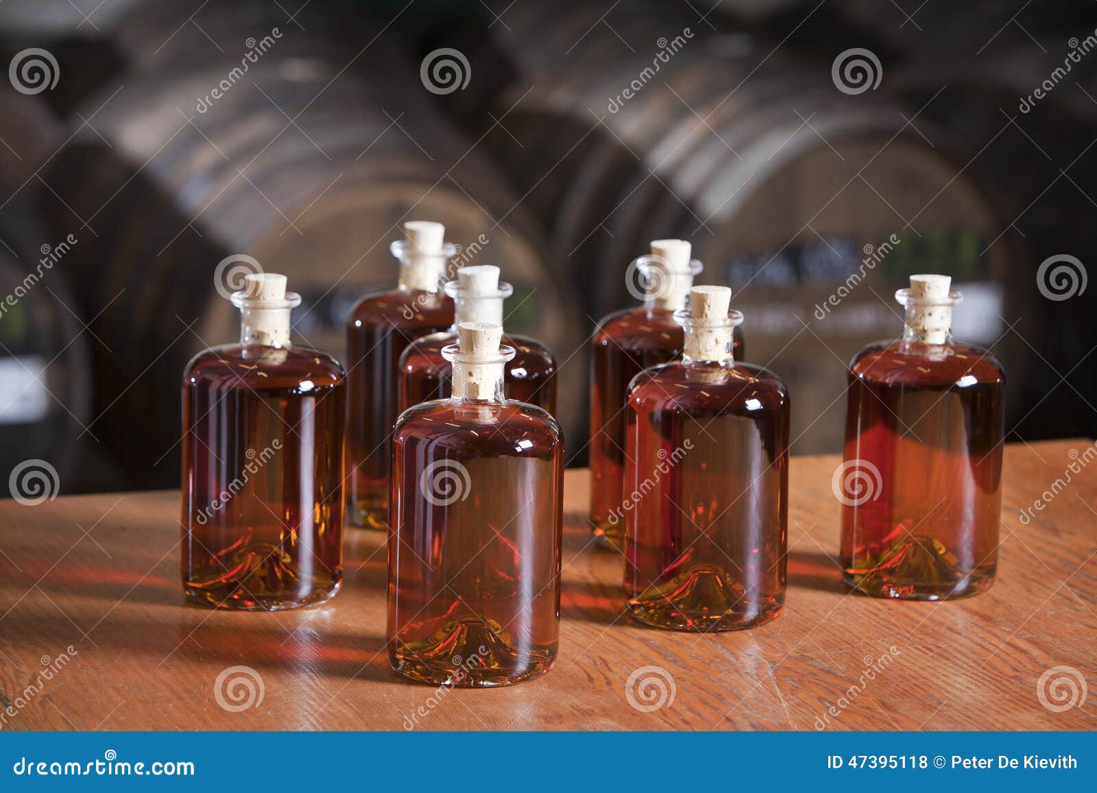 Licor en botella foto de archivo. Imagen de barril, vector - 47395118