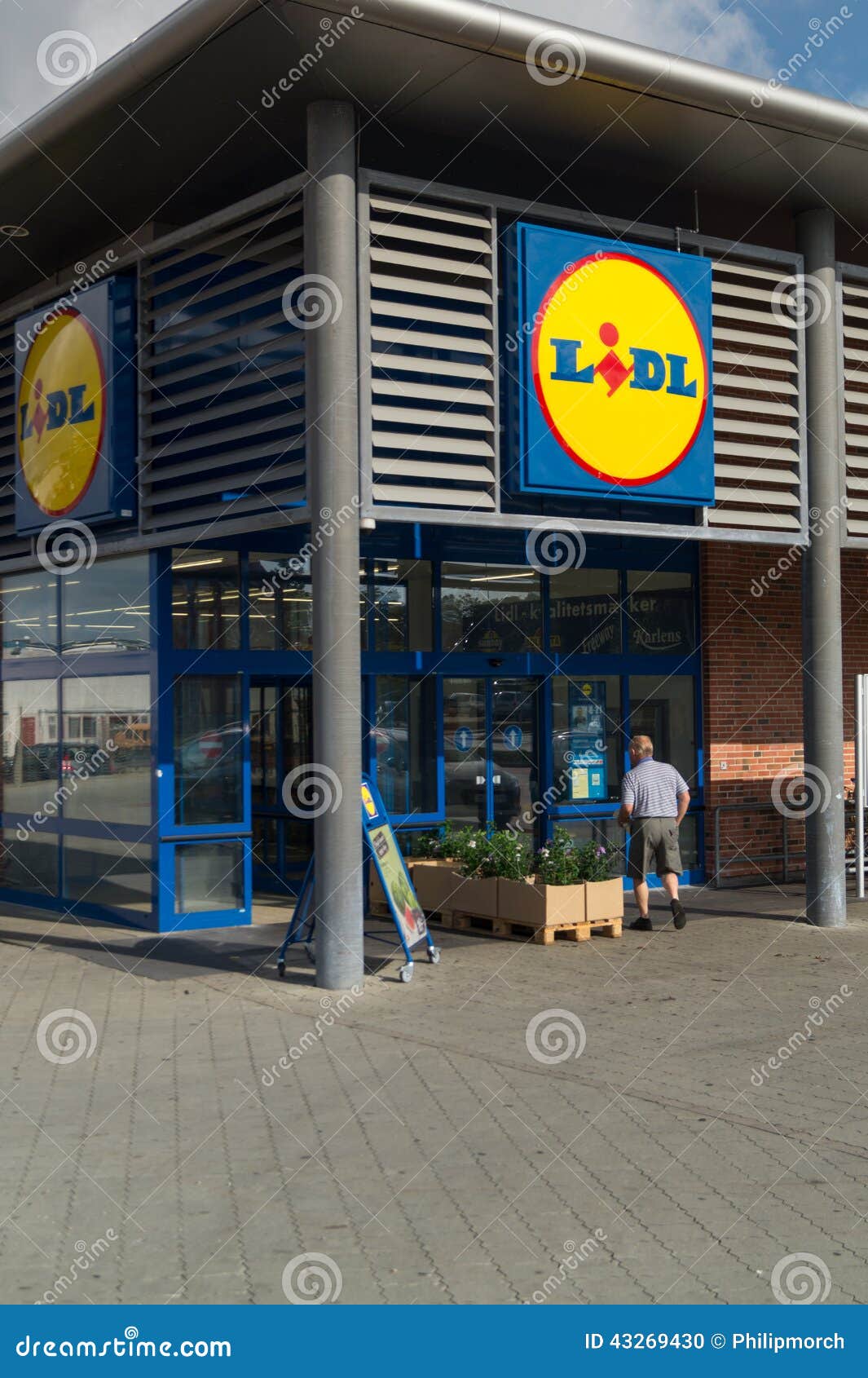 Lidl detaljist redaktionell foto. Bild av shoppar, bekvämlighet - 43269430