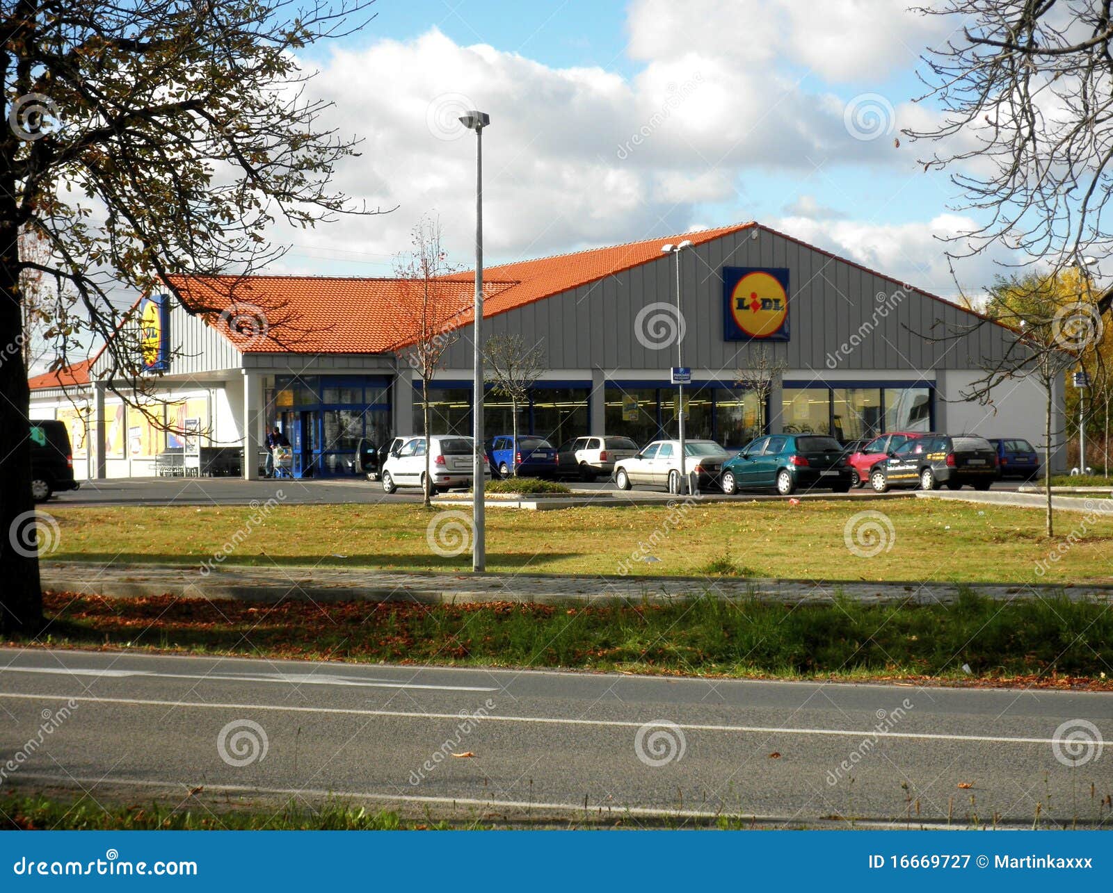 Lidl supermarket editorial photography. Image of discount - 16669727