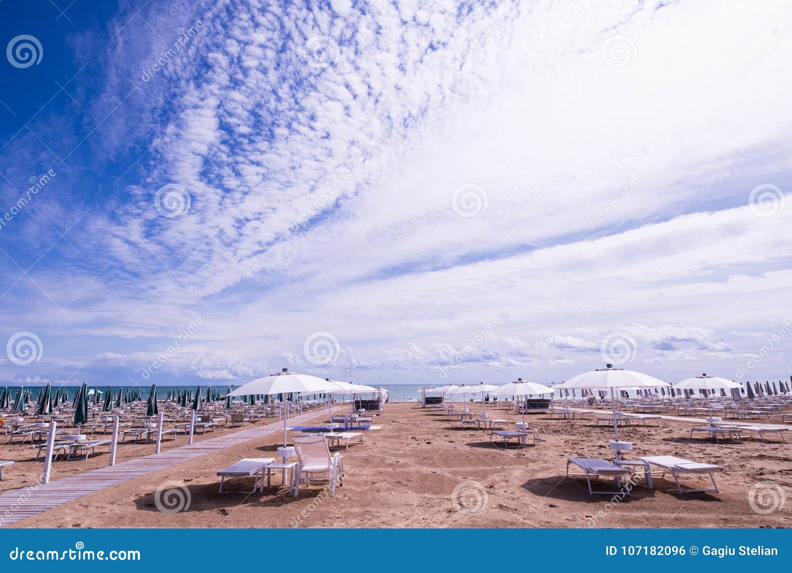 Lido Di Jesolo Beach stock foto. Image of horizontaal - 107182096