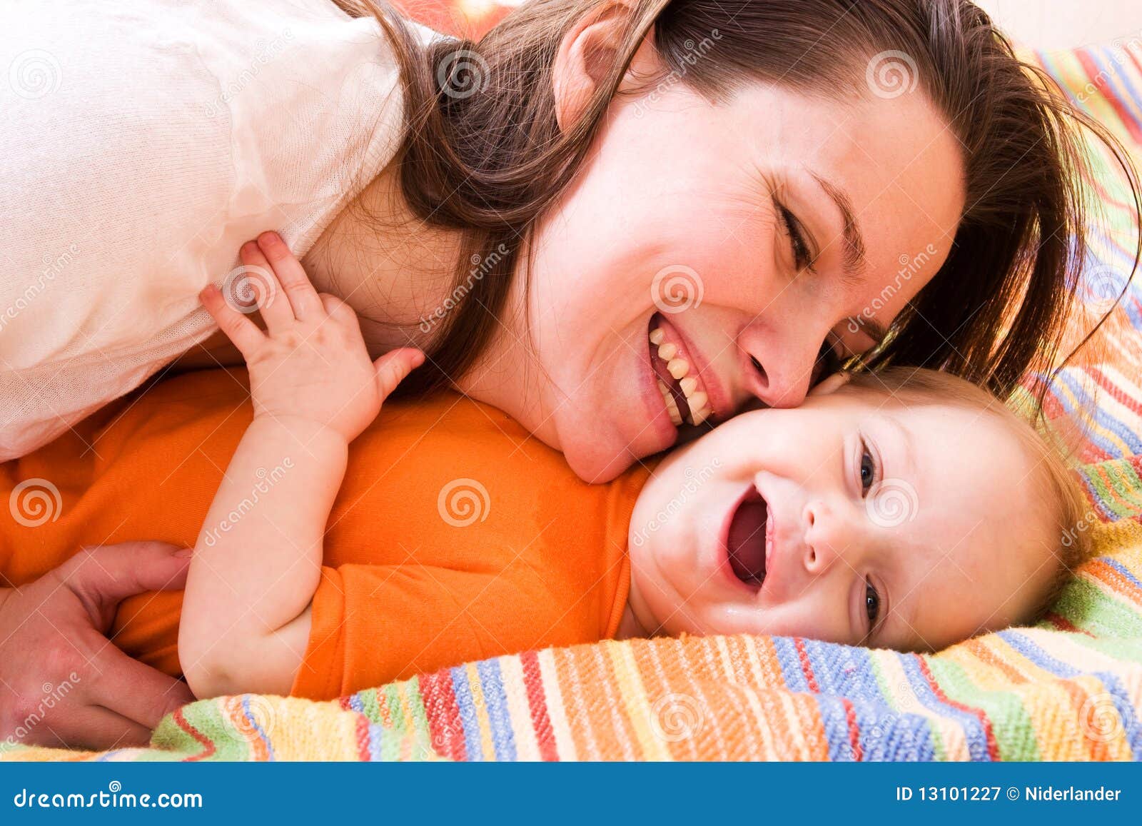 Liebe des Mutter stockbild. Bild von zicklein, glück - 13101227