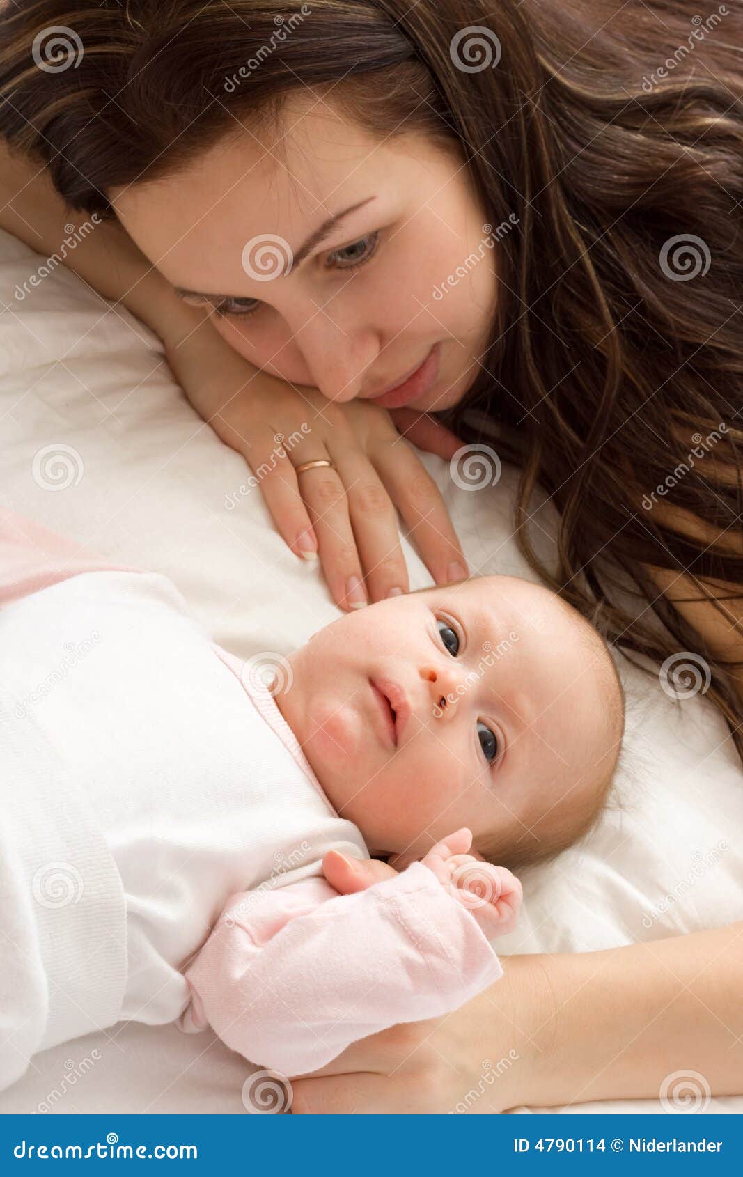 Liebe des Mutter stockfoto. Bild von betrieb, entspannung - 4790114