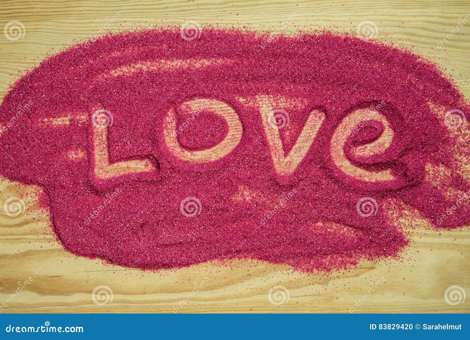 Liebe Gemalt Auf Dem Rosa Farbigen Sand Stockfoto - Bild von feiertag ...