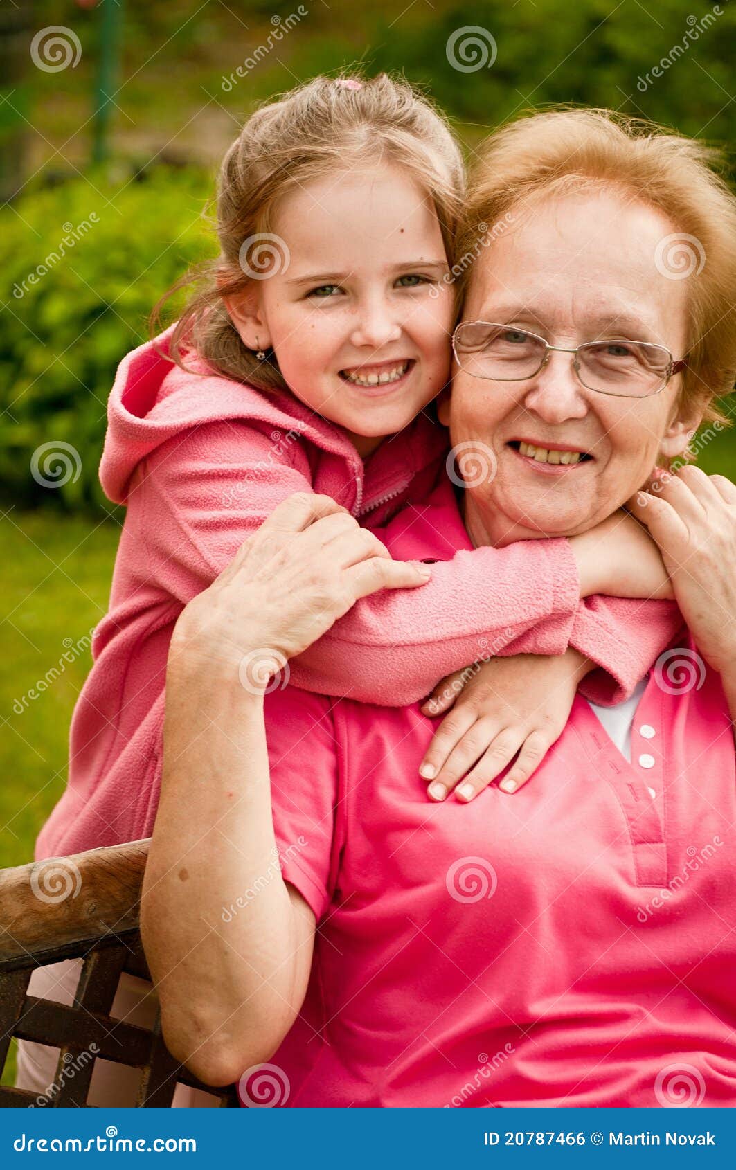 Liebe - Großmutter Mit Enkelinportrait Stockfoto - Bild von zicklein ...