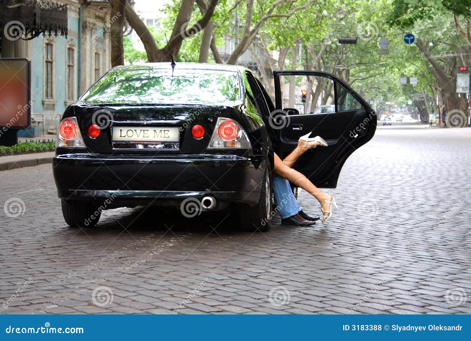 Lieben Sie mich im Auto stockfoto. Bild von mann, hintergrund - 3183388