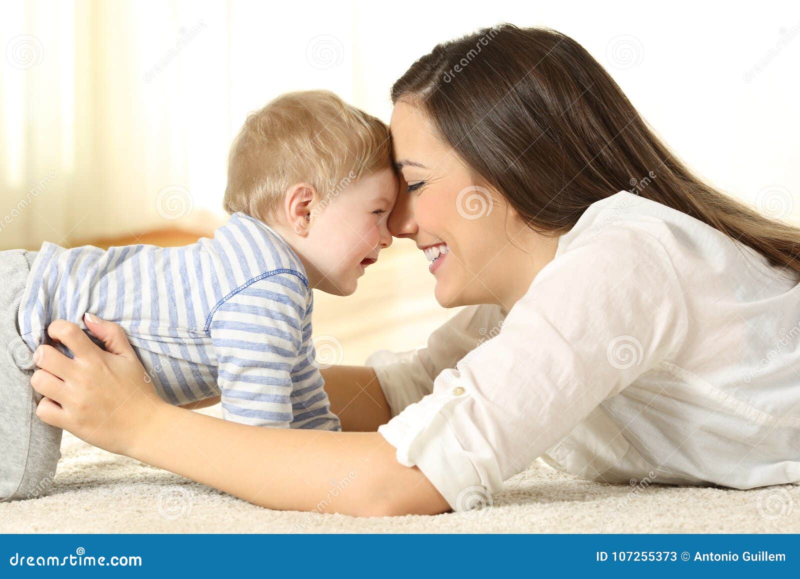 Liebevolle Mutter Mit Ihrem Baby Stockbild - Bild von haus, freundlich ...