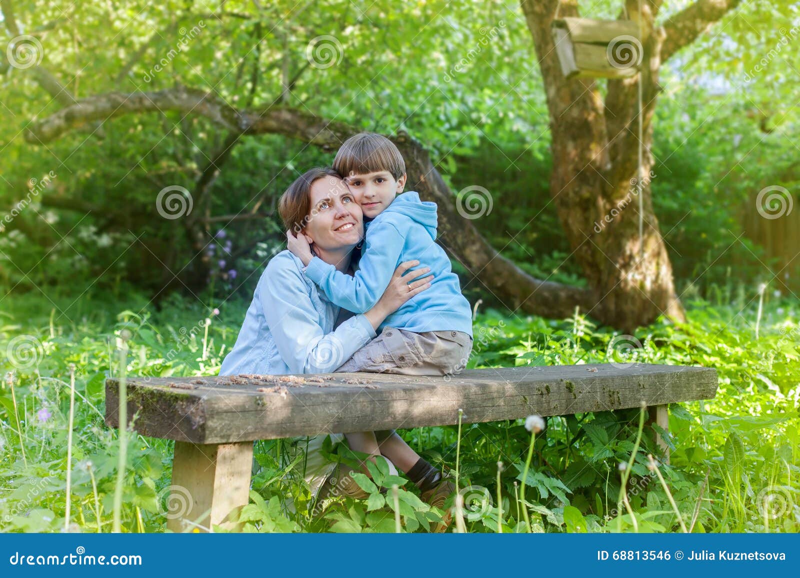 Liebevolle Mutter Mit Ihrem Kleinen Sohn Auf Einer Bank Stockfoto ...