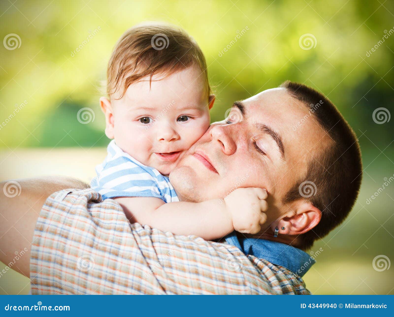 Liefde Tussen Vader En Zoon Stock Foto - Image of geluk, jongen: 43449940