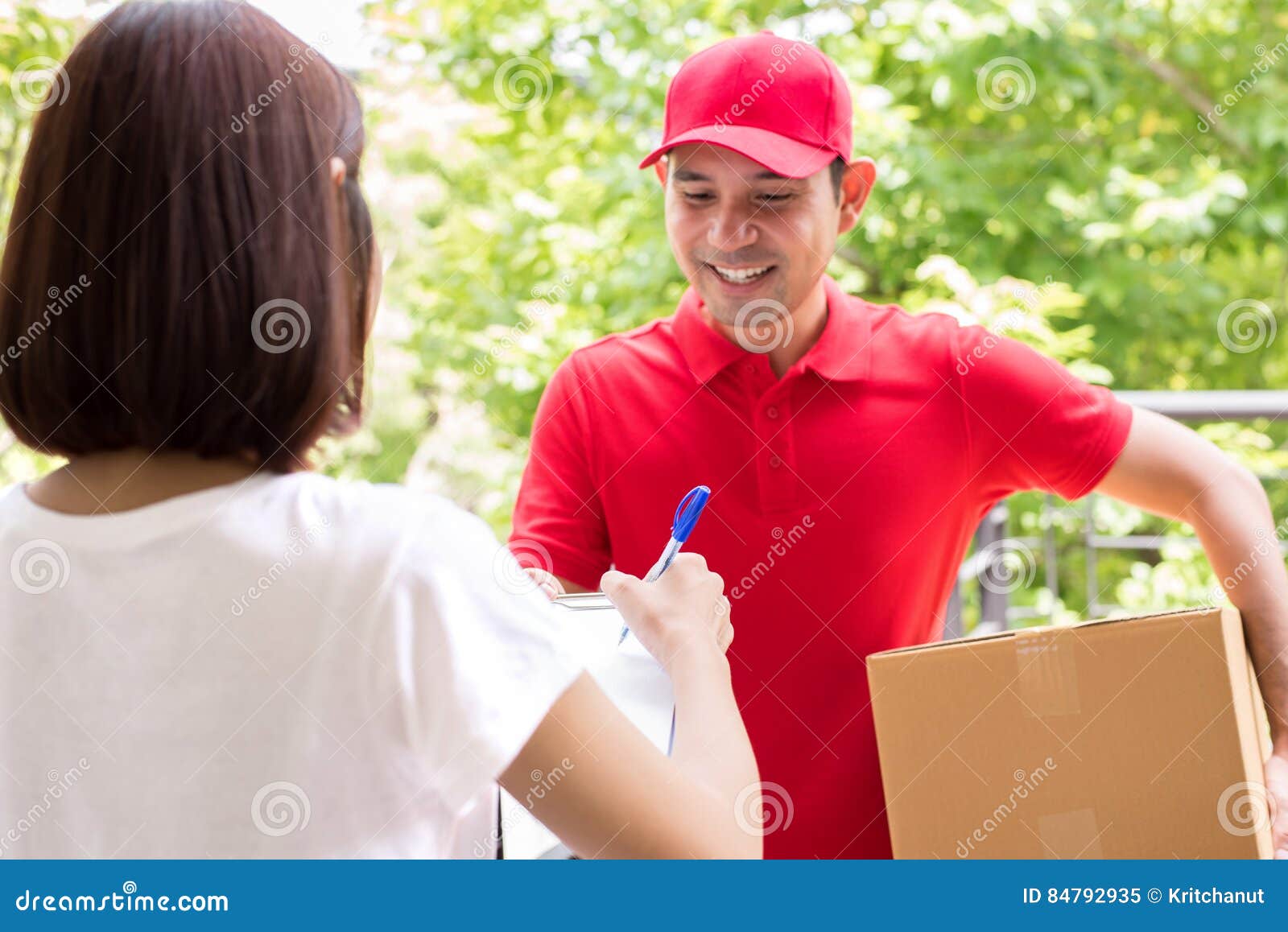 Lieferer, Der Paket an Eine Frau Liefert Stockbild - Bild von ...