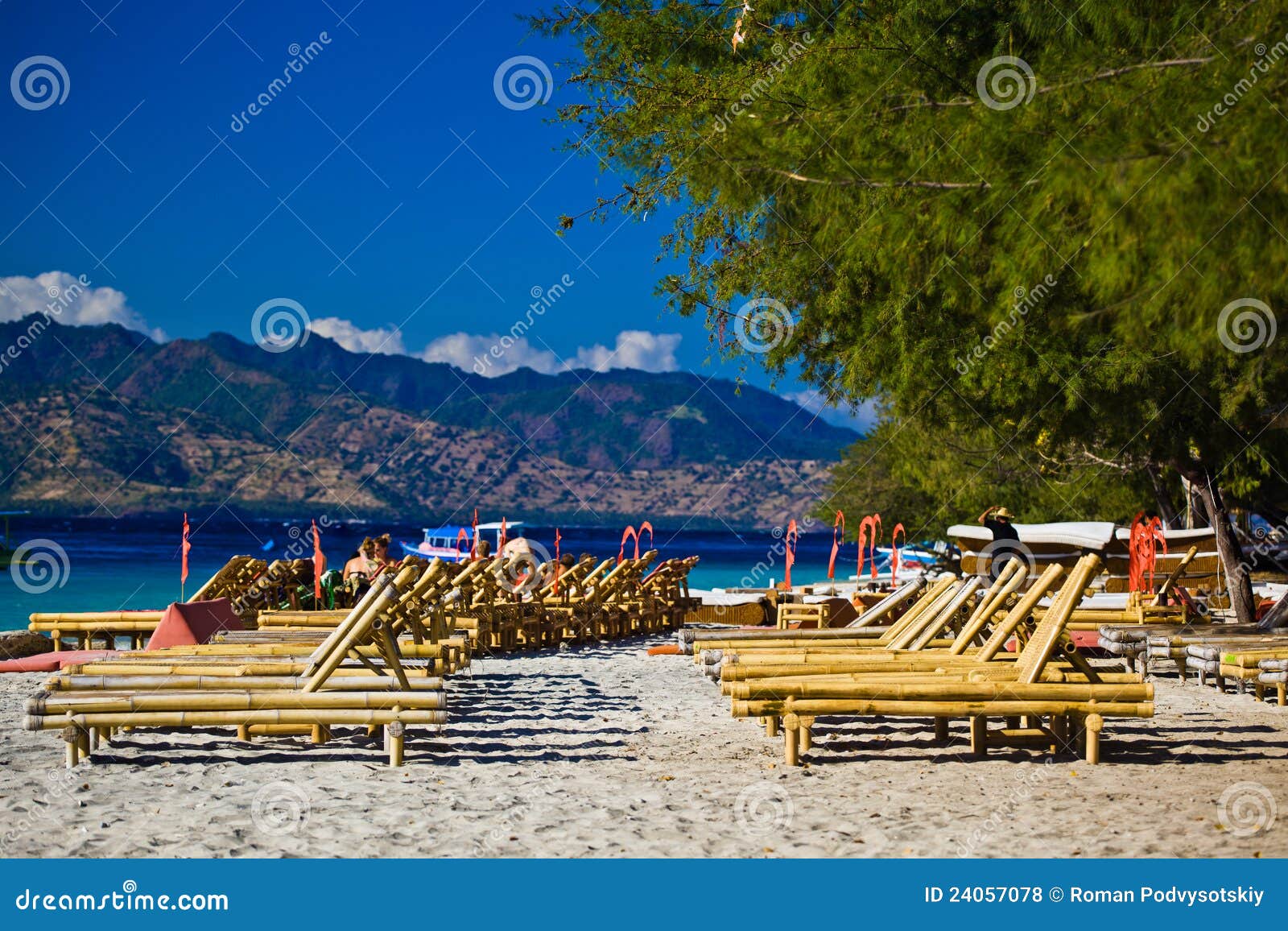 Liege am Strand stockfoto. Bild von spritzen, insel, szenisch - 24057078