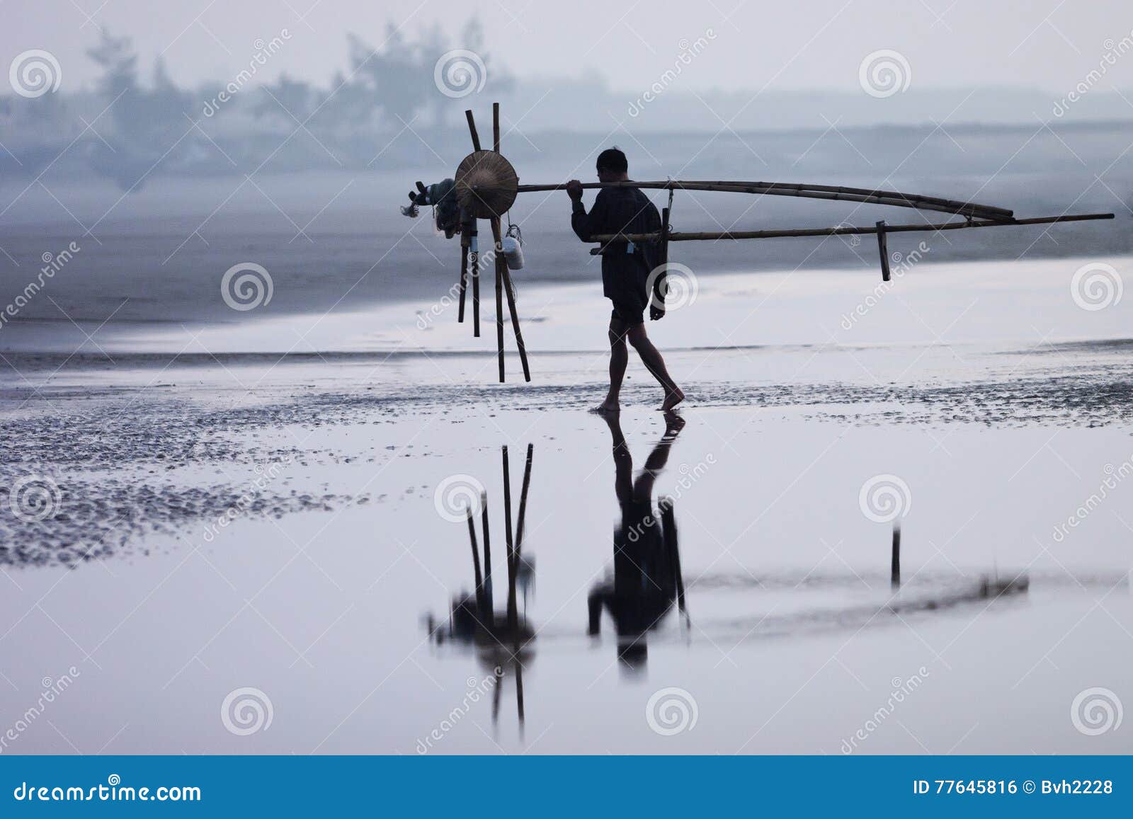 Daily life of fishermen editorial photo. Image of light - 77645816