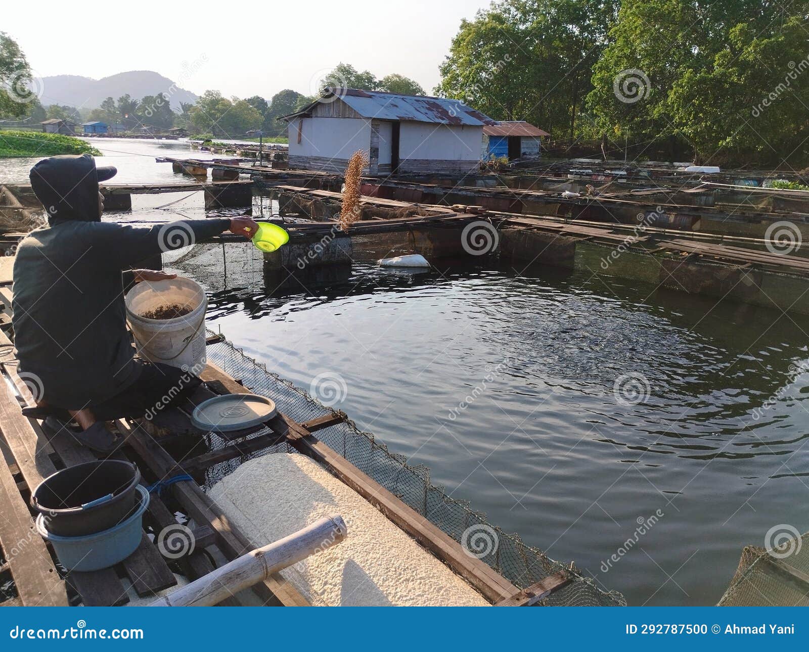 The Life of Floating Mesh Farmers Editorial Image - Image of boat ...