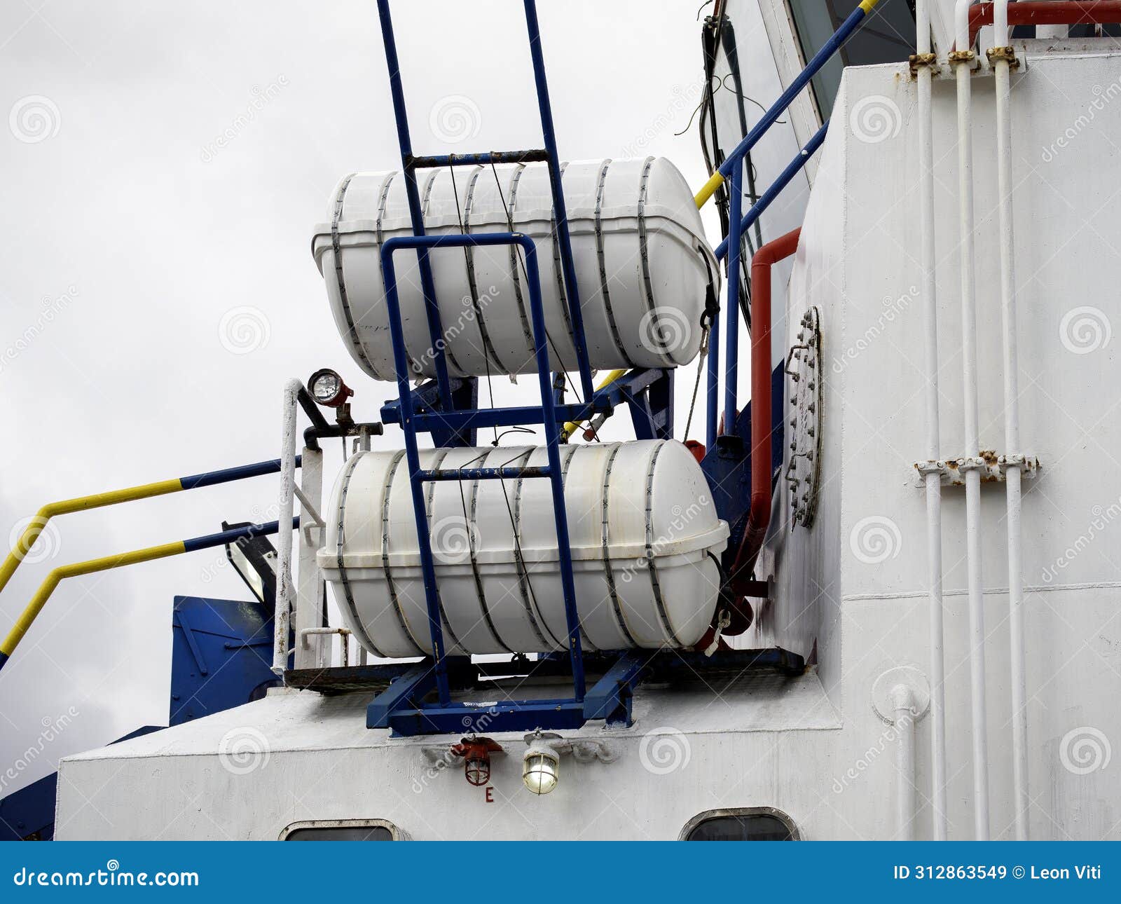 Life Raft with Manual Inflatable for Emergency Use To Escape Stock ...