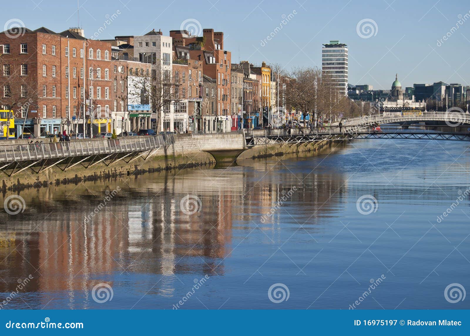 Liffey river editorial photography. Image of tourists - 16975197