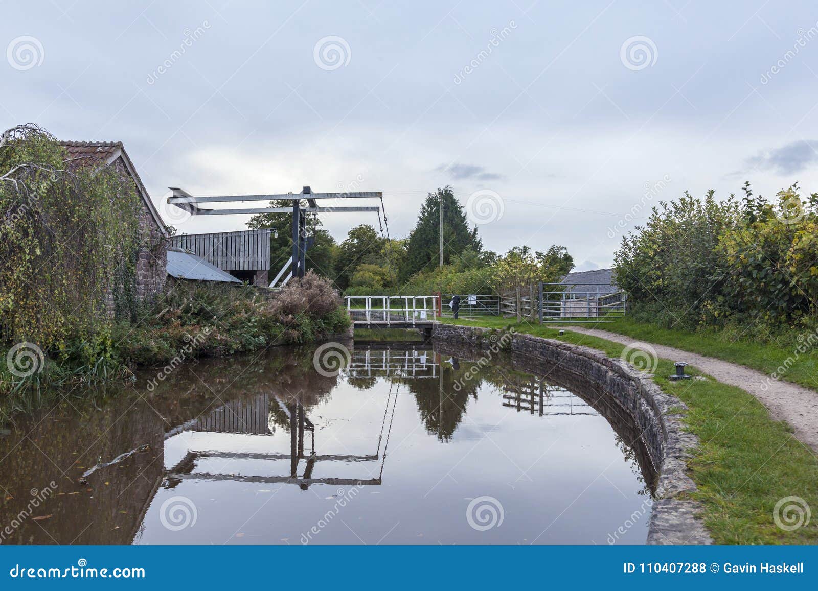 Swing Bridge on the Brecon and Monmouthshire Canal Editorial Stock ... Swing Bridge on the Brecon and Monmouthshire Canal Editorial Stock ...