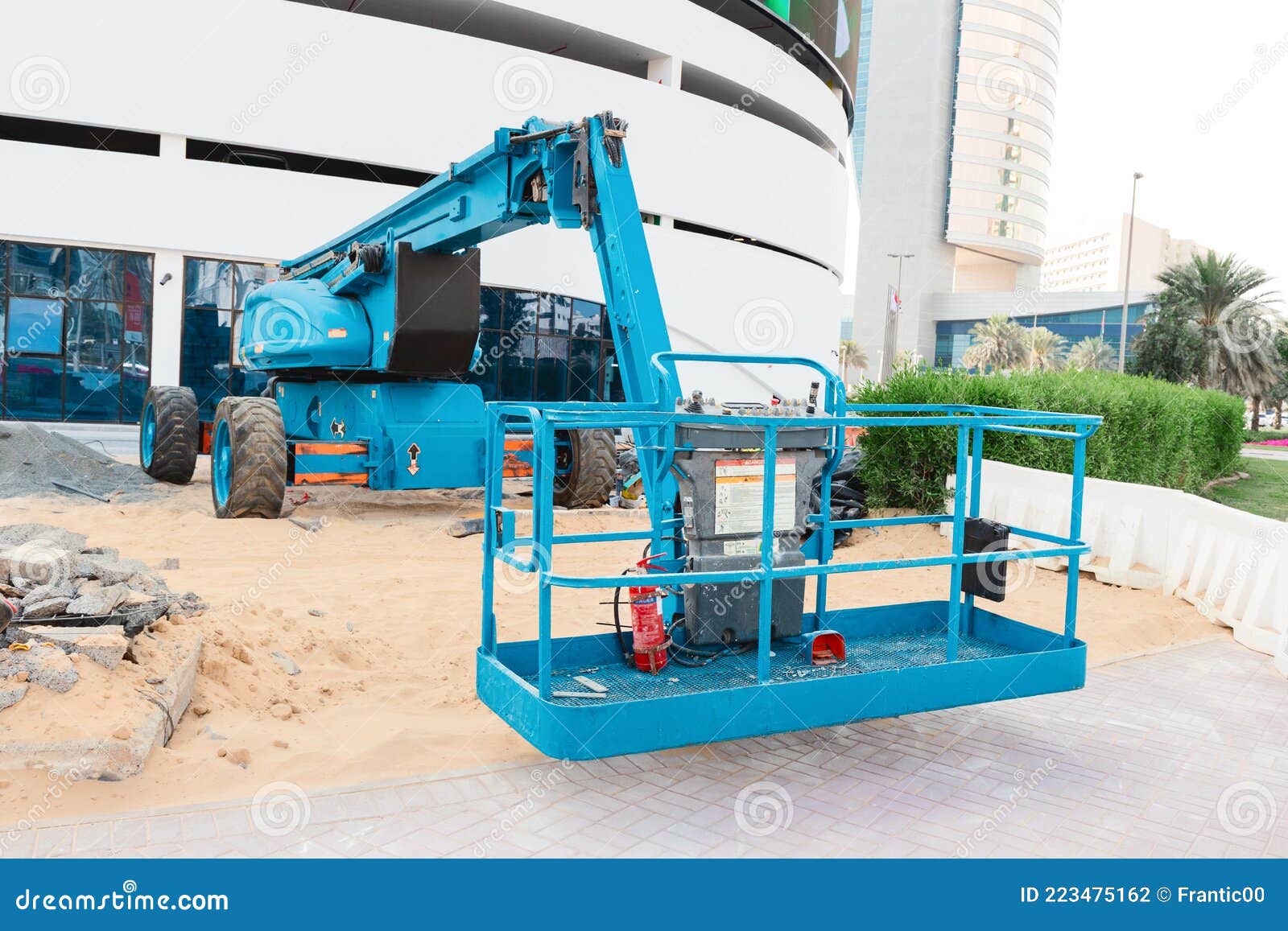 Lift Hydraulic Heavy Machinery on the Chassis with Platform and Basket ...