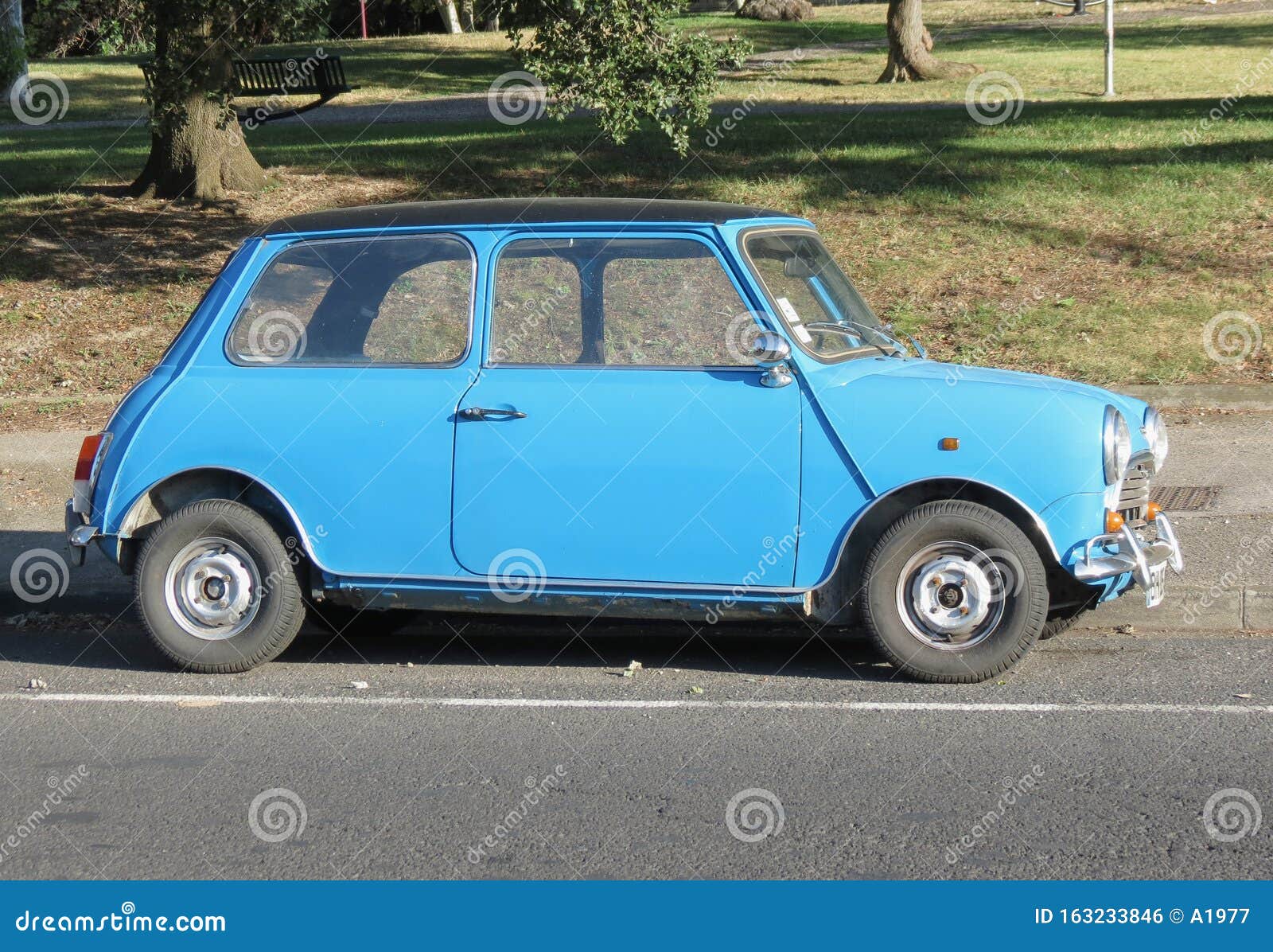 Light Blue Mini Cooper redaktionelles foto. Bild von automobil - 163233846