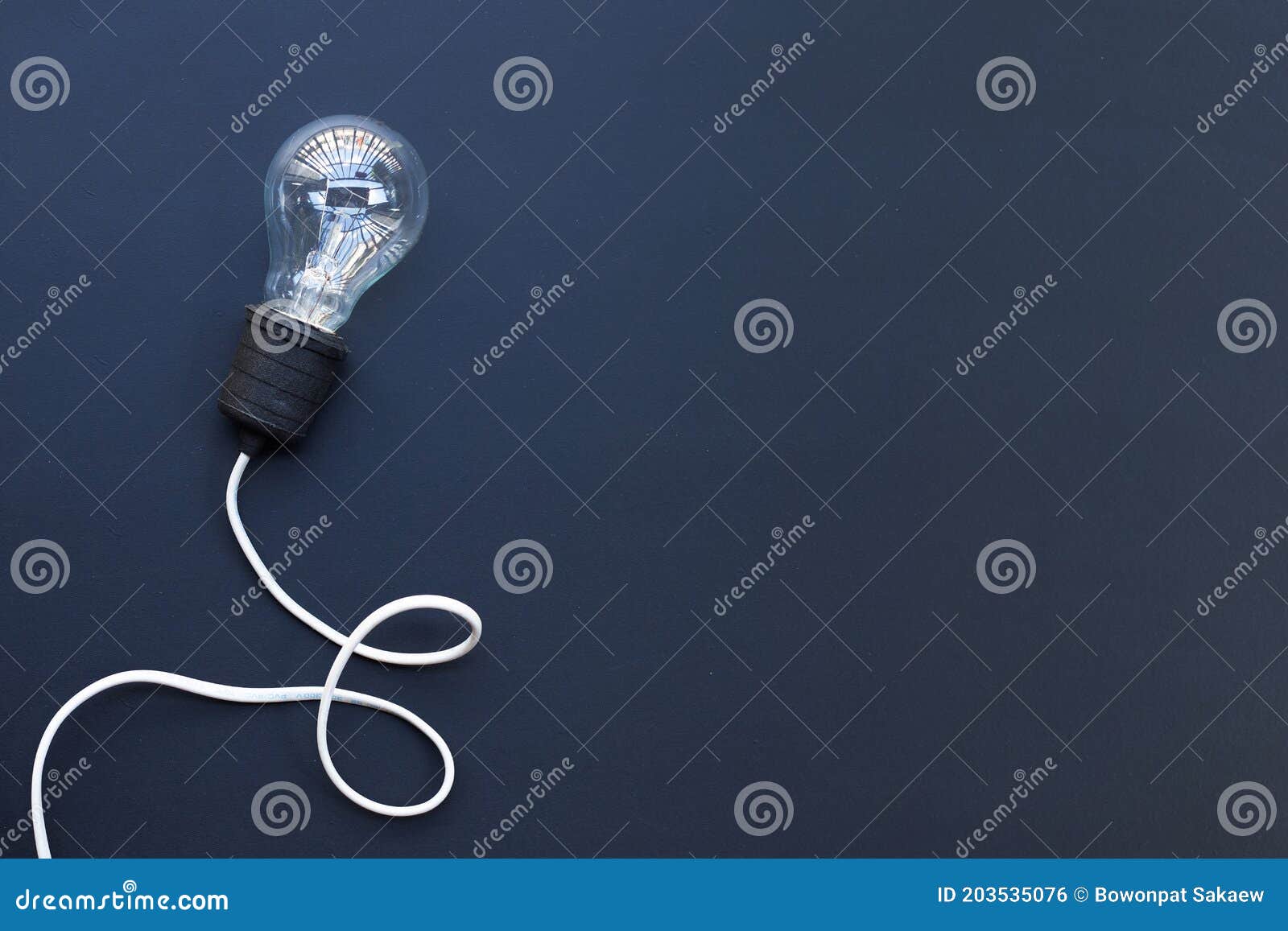 Light Bulb on Dark Background. Ideas and Creative Thinking Concept ...
