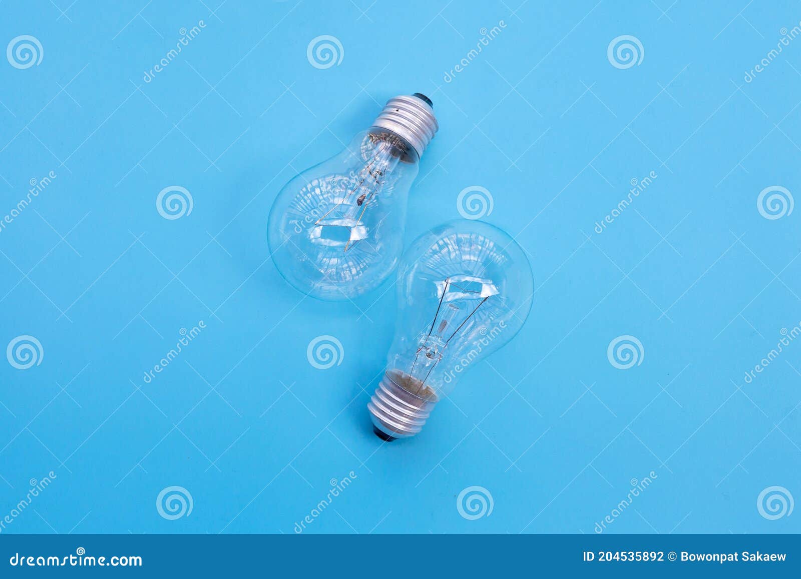Light Bulbs on Blue Background. Ideas and Creative Thinking Concept ...