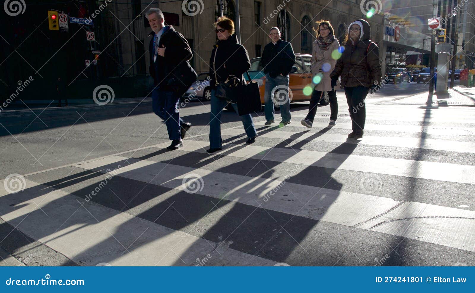 Light and Shadow of People Walking the Crosswalk in Downtown Foto ...