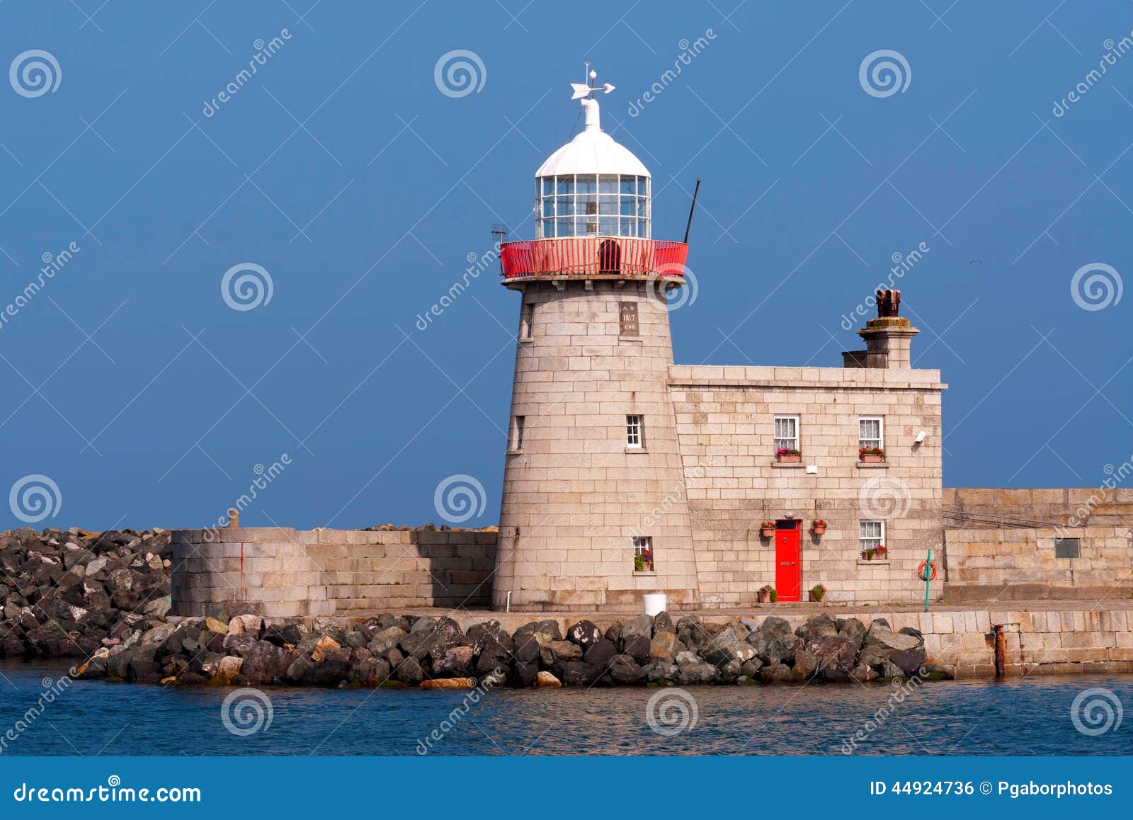 Lighthouse in Ireland stock photo. Image of peninsula - 44924736