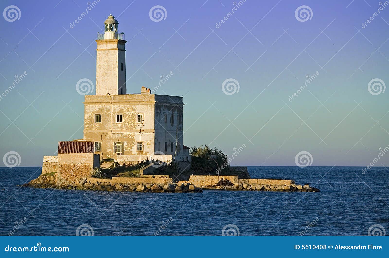 Lighthouse on island stock photo. Image of cielo, isola - 5510408
