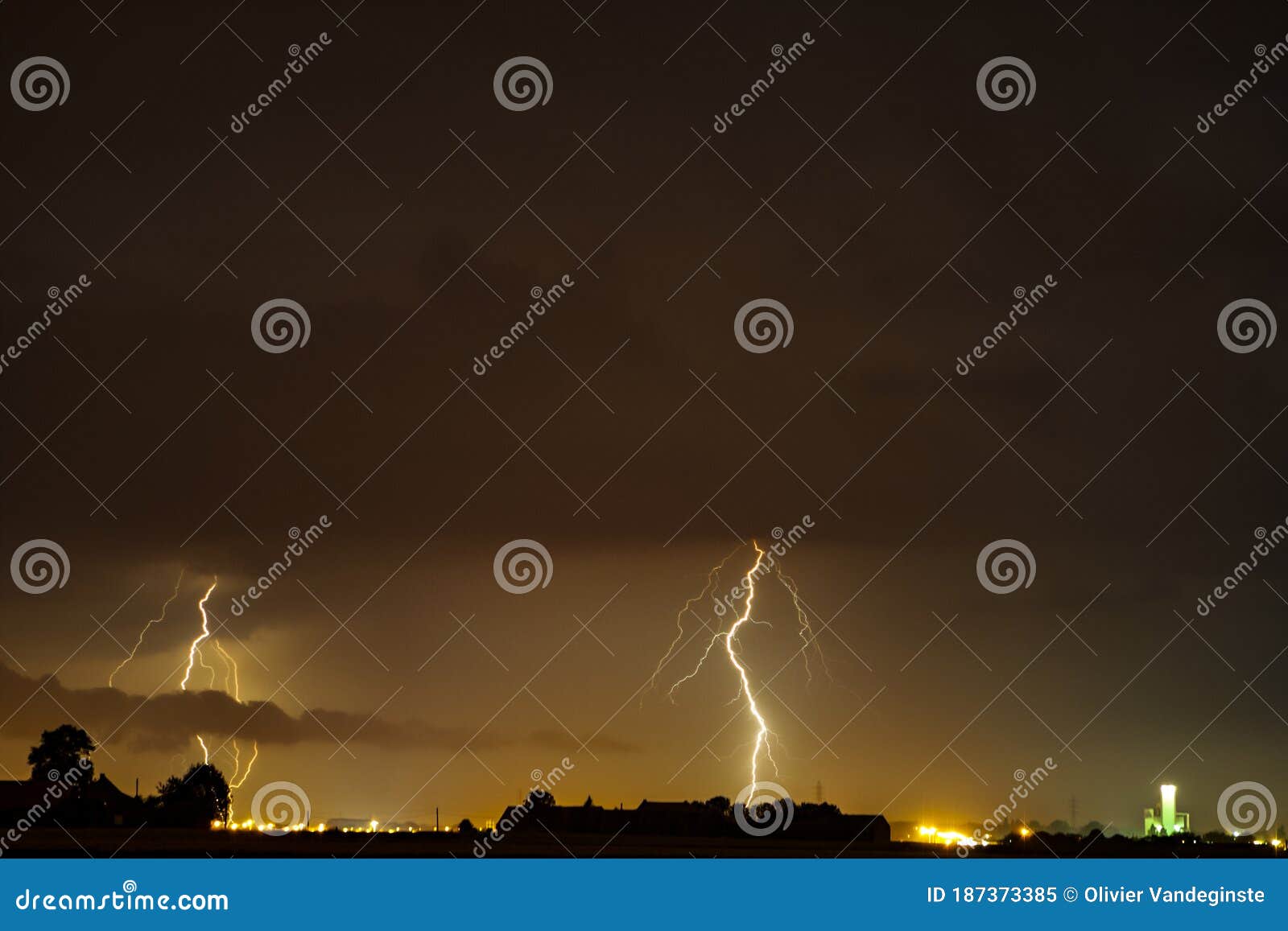 Lightning Is A Naturally Occurring Electrostatic Discharge. Stock ...
