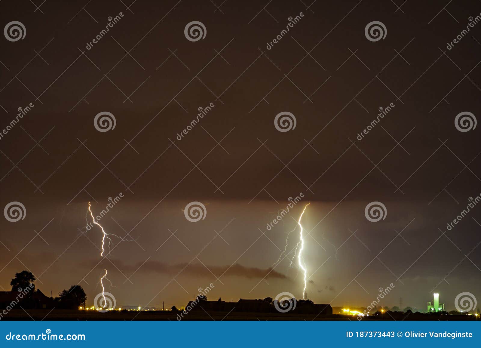 Lightning Is A Naturally Occurring Electrostatic Discharge. Stock ...