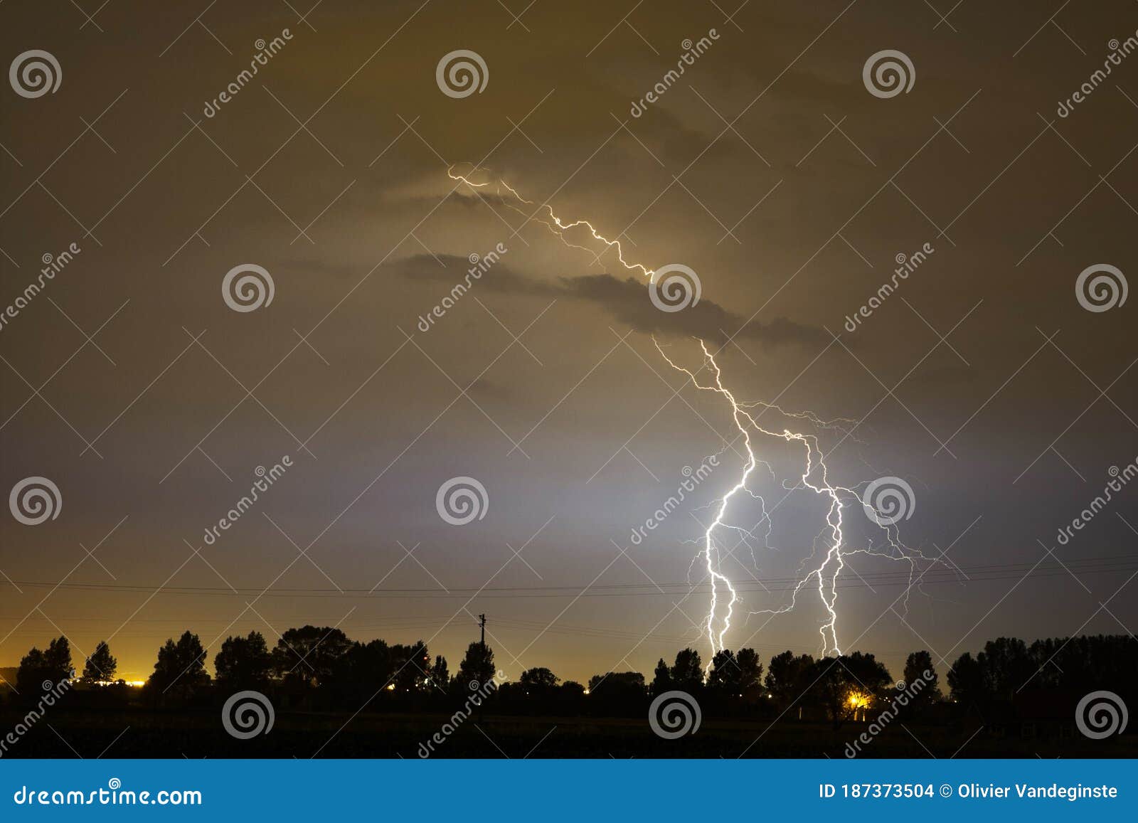 Lightning Is A Naturally Occurring Electrostatic Discharge During Which ...