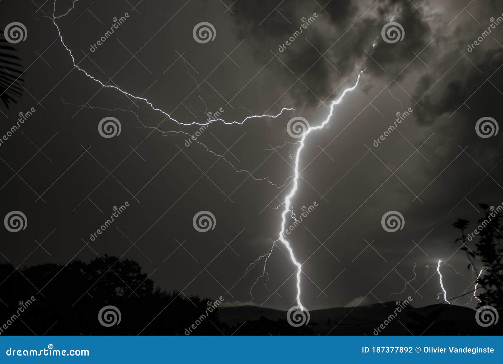 Lightning Is A Naturally Occurring Electrostatic Discharge During Which ...