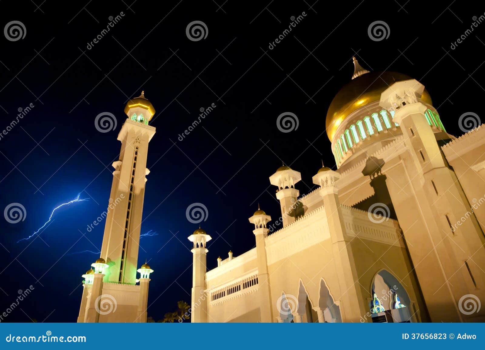 Lightning - Sultan Omar Ali Saifuddien Mosque - Br Stock Image - Image ...