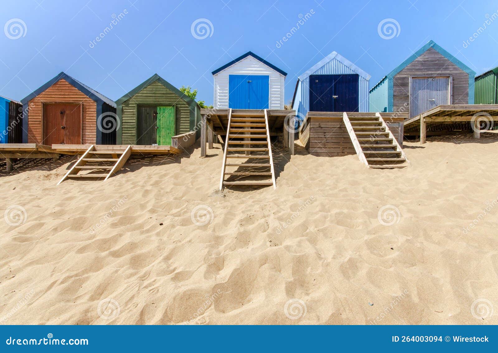 Ligne De Cabanes De Plage Sur Une Plage De Sable Image stock éditorial ...