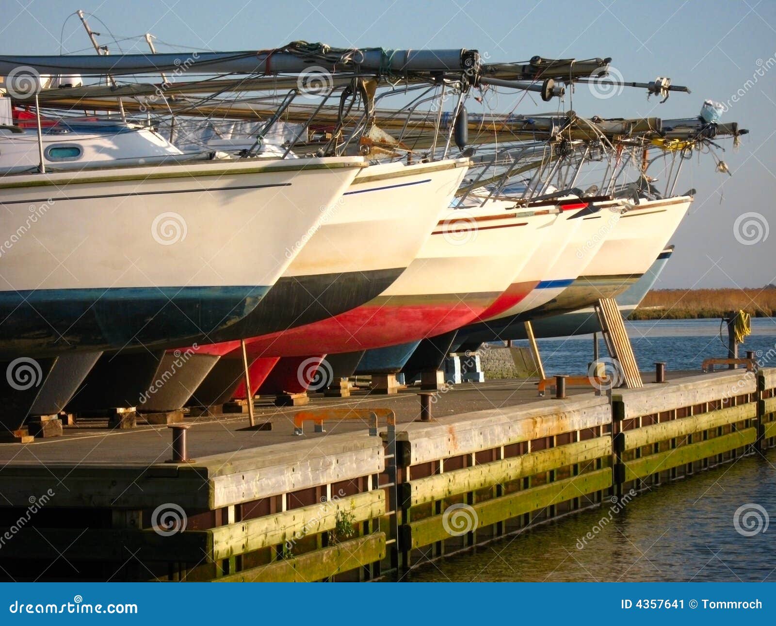 Ligne des bateaux image stock. Image du ancrage, luxueux - 4357641