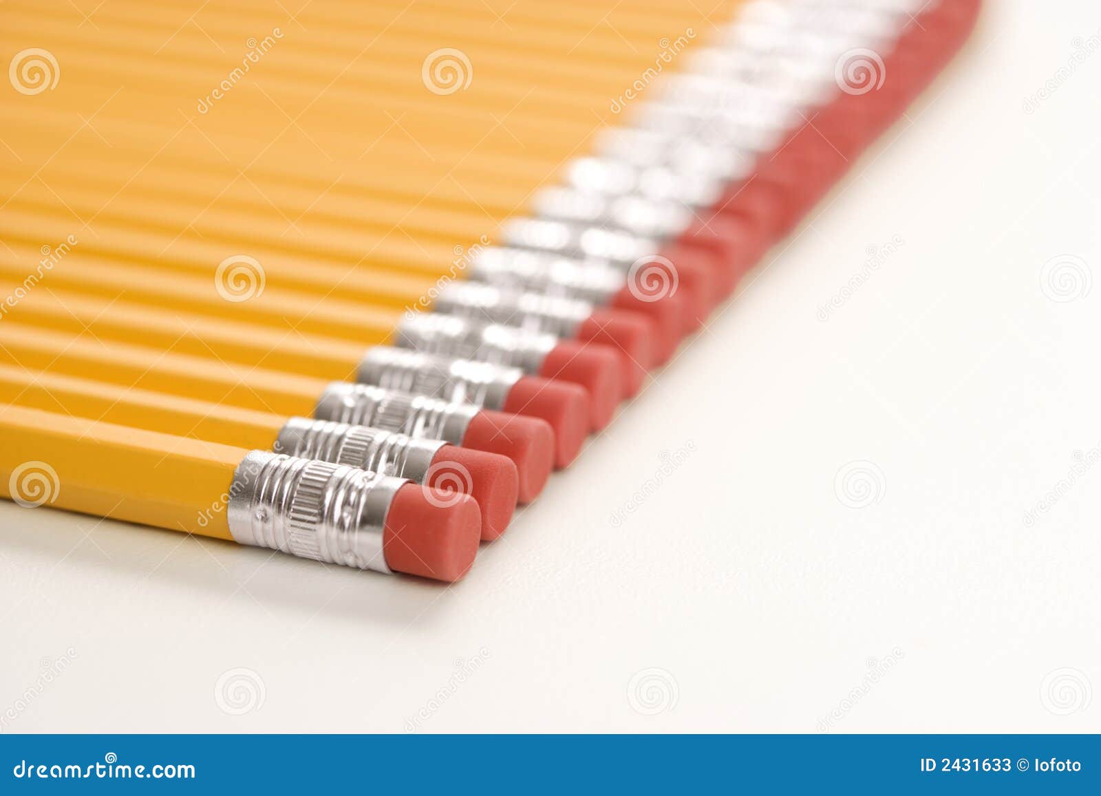 Ligne des crayons. image stock. Image du affaires, commerce - 2431633