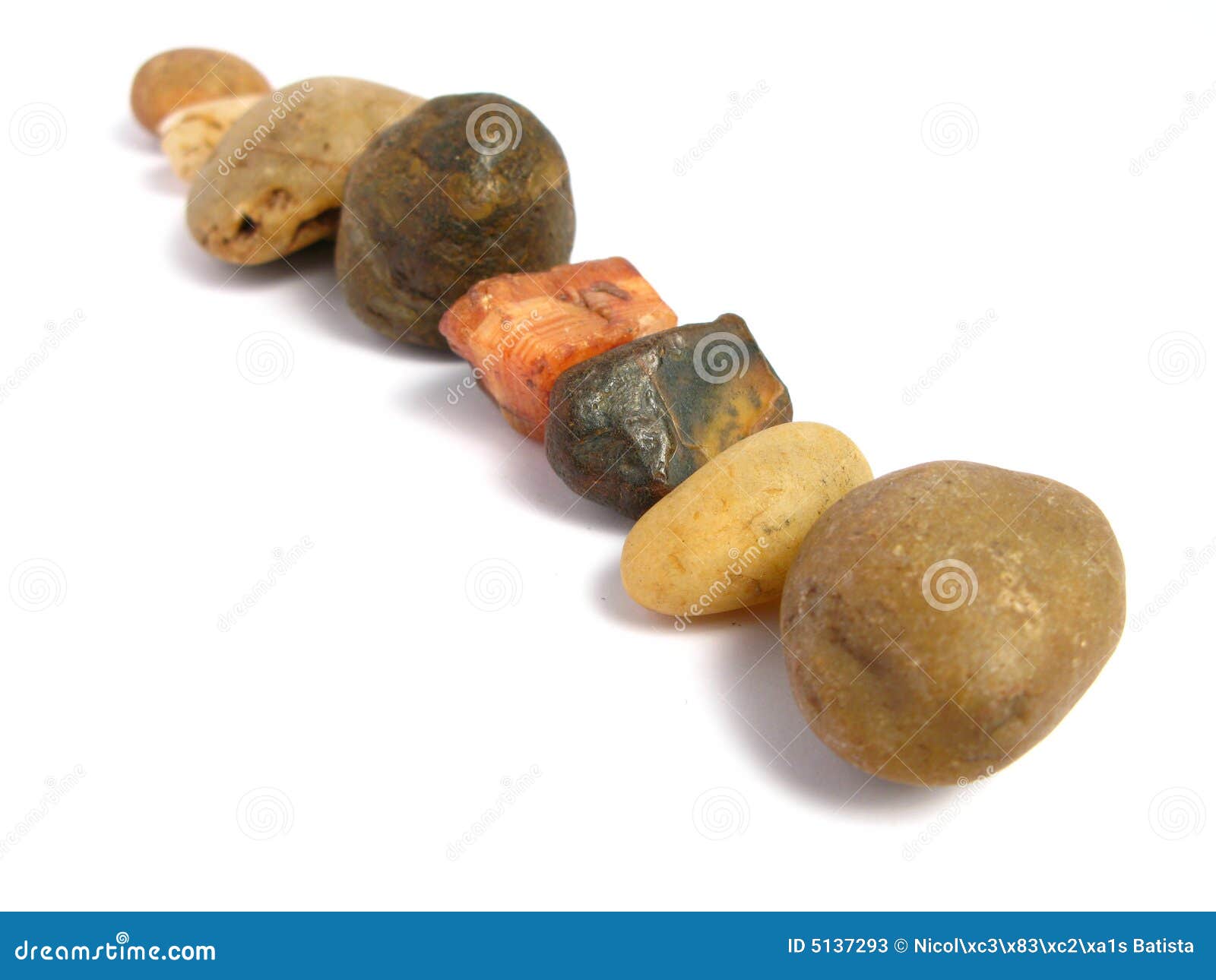 Ligne des pierres image stock. Image du gris, minerai - 5137293