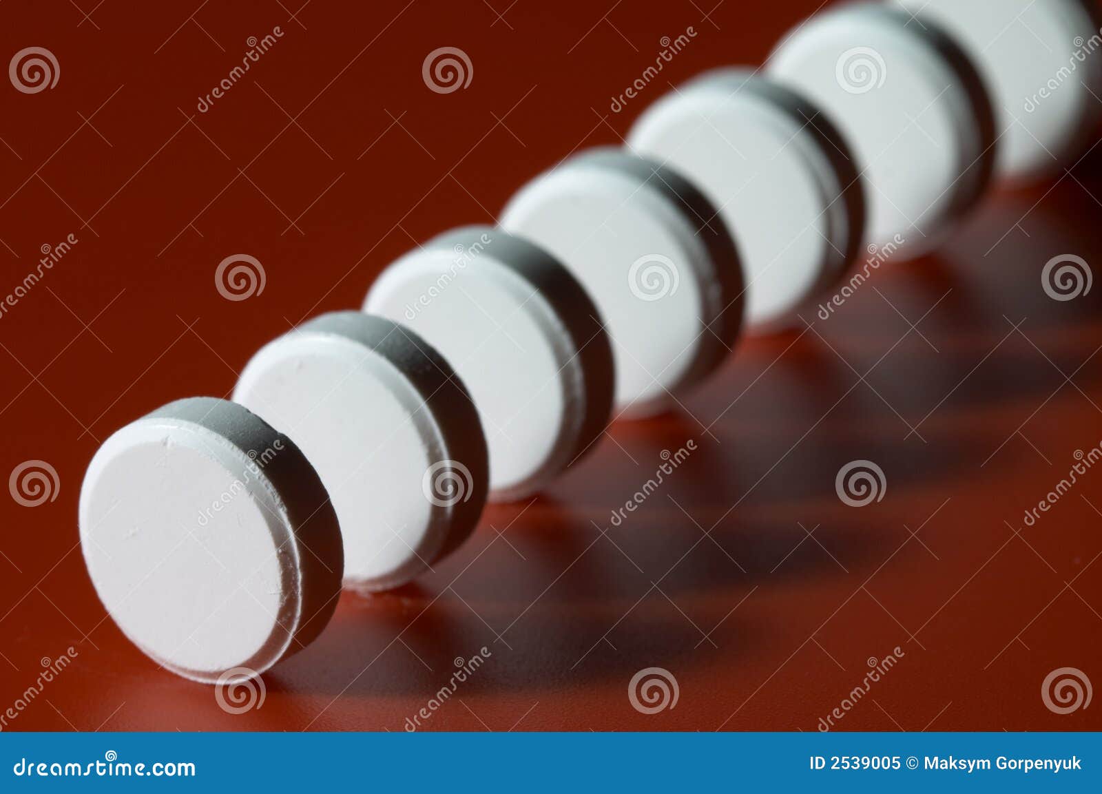 Ligne des pillules image stock. Image du pharmacien, santé - 2539005