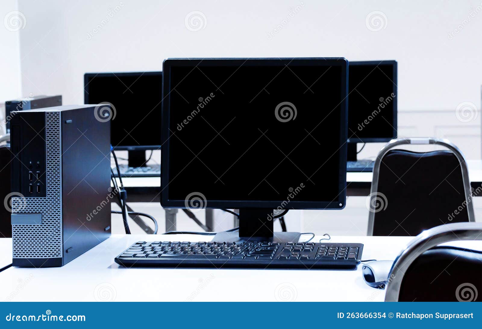 Ligne Ordinateur Et Moniteur Dans La Classe Ordinateur Photo stock ...